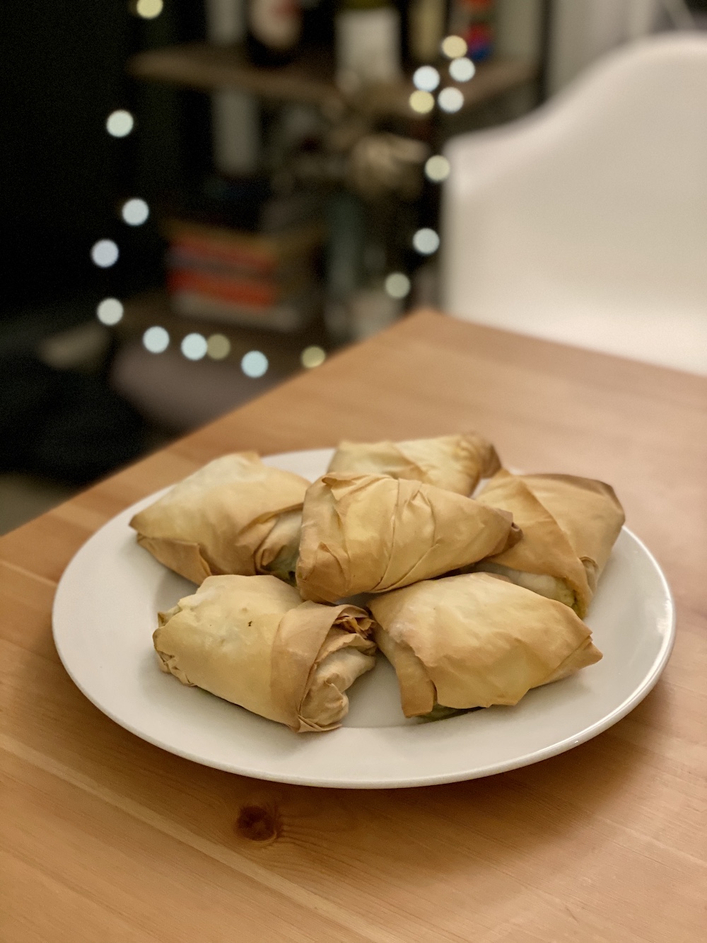 Goat cheese, sundried tomatoes, pine nuts and pesto samosas 🍃